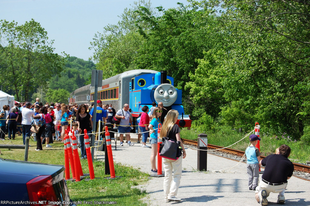 Daddy wants to take a picture of you with Thomas.